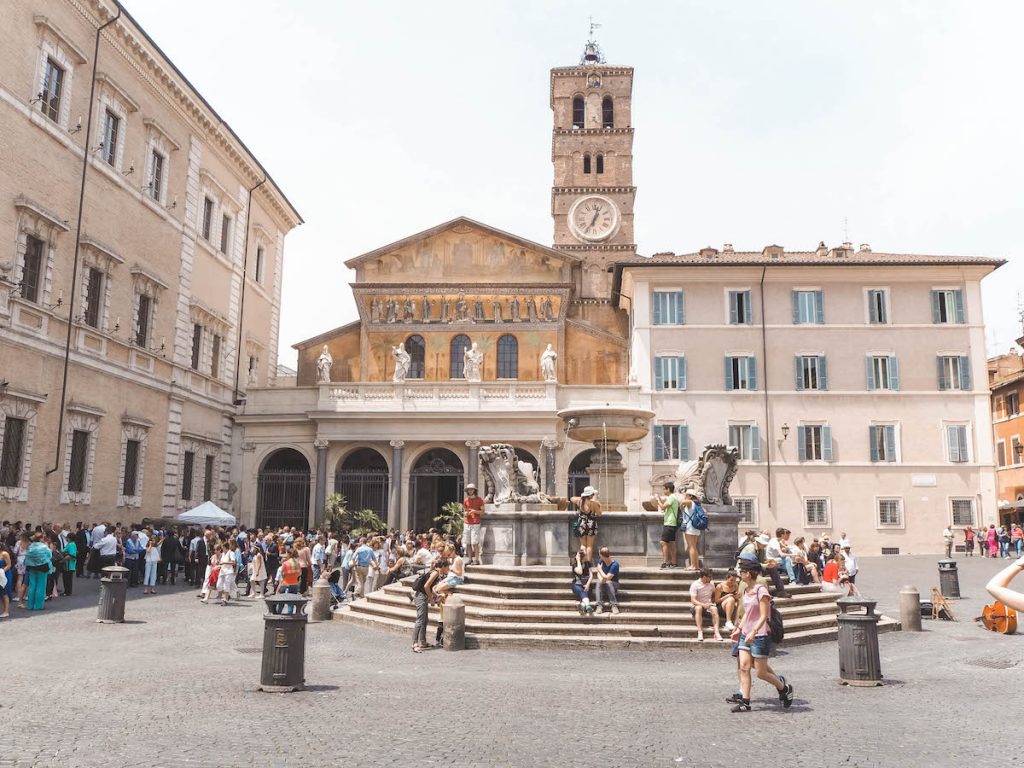 Disfrutando del barrio del Trastevere en Roma - El Viaje de tu Vida